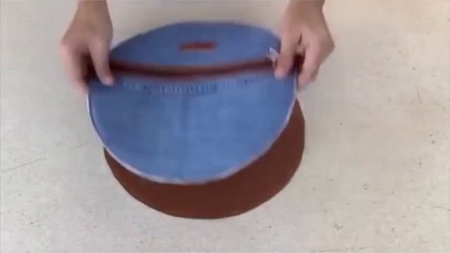 Круглая сумочка из джинсов