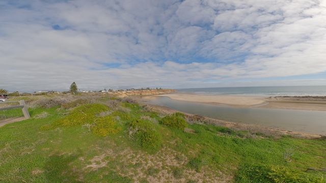 Замечательный вид на тихий океан из поселка городского типа.