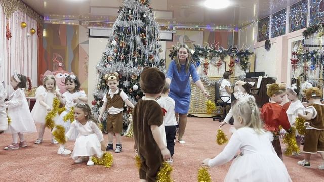 Танец "Золотая мишура" ( Л. Быкадорова) Группа №12 "Цветики-семицветики"