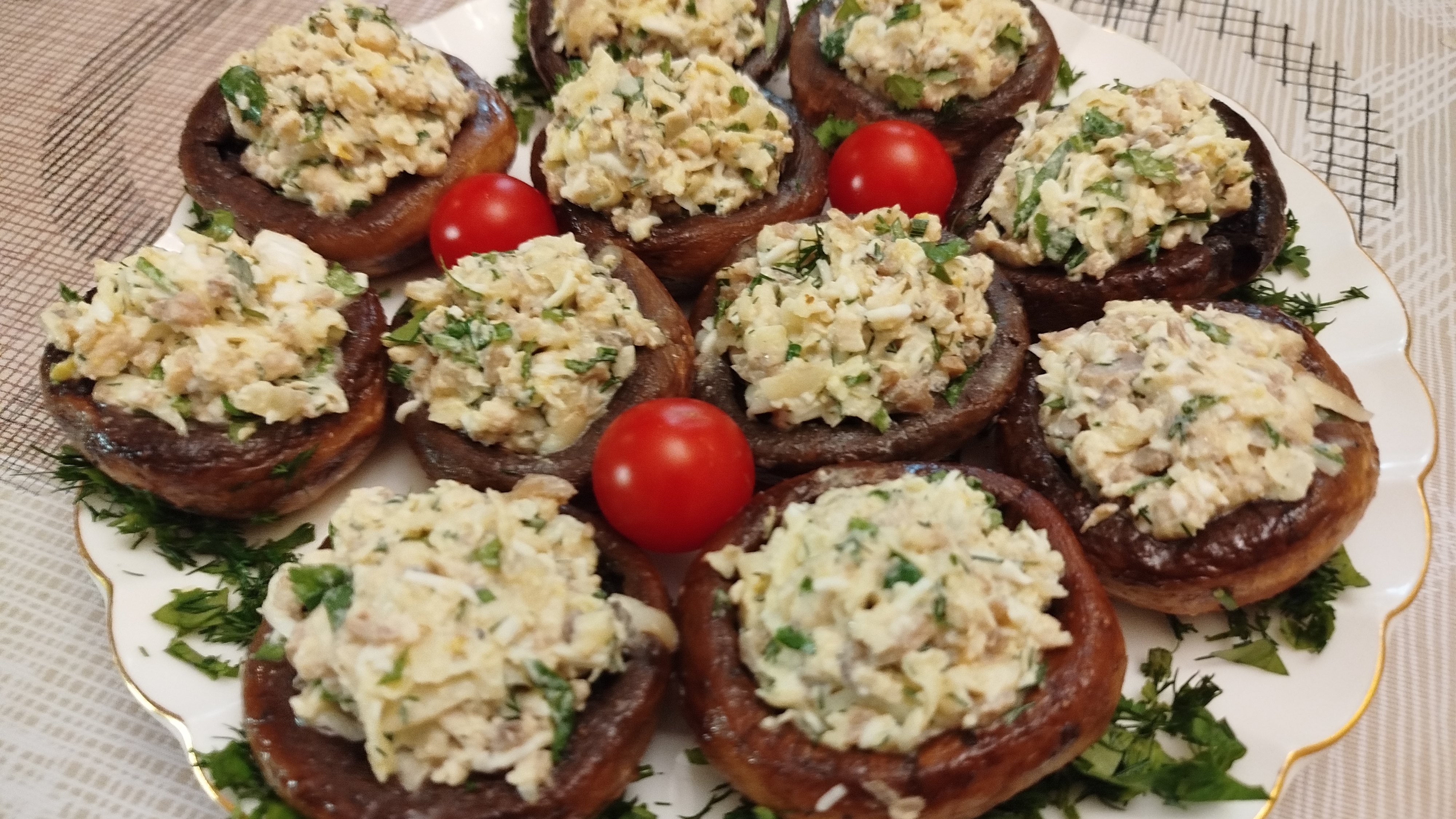 Фаршированные шампиньоны, но не запечённые. Вкуснейшее предновогоднее блюдо!