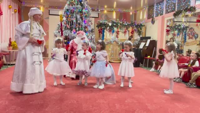 Танец девочек-снежинок с колокольчиками. группа №12 "Цветики-семицветики"