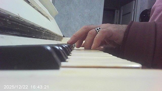 Пианино - "Маленькой ёлочке"