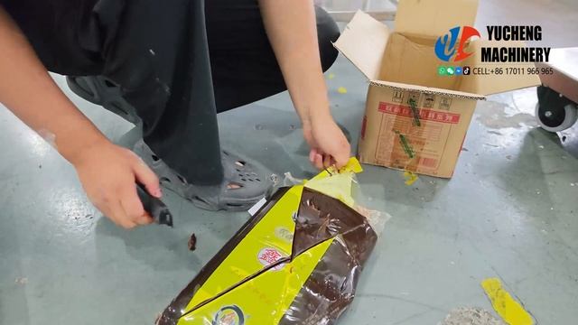 Шаг 3. Поместите материалы в бункер машины.