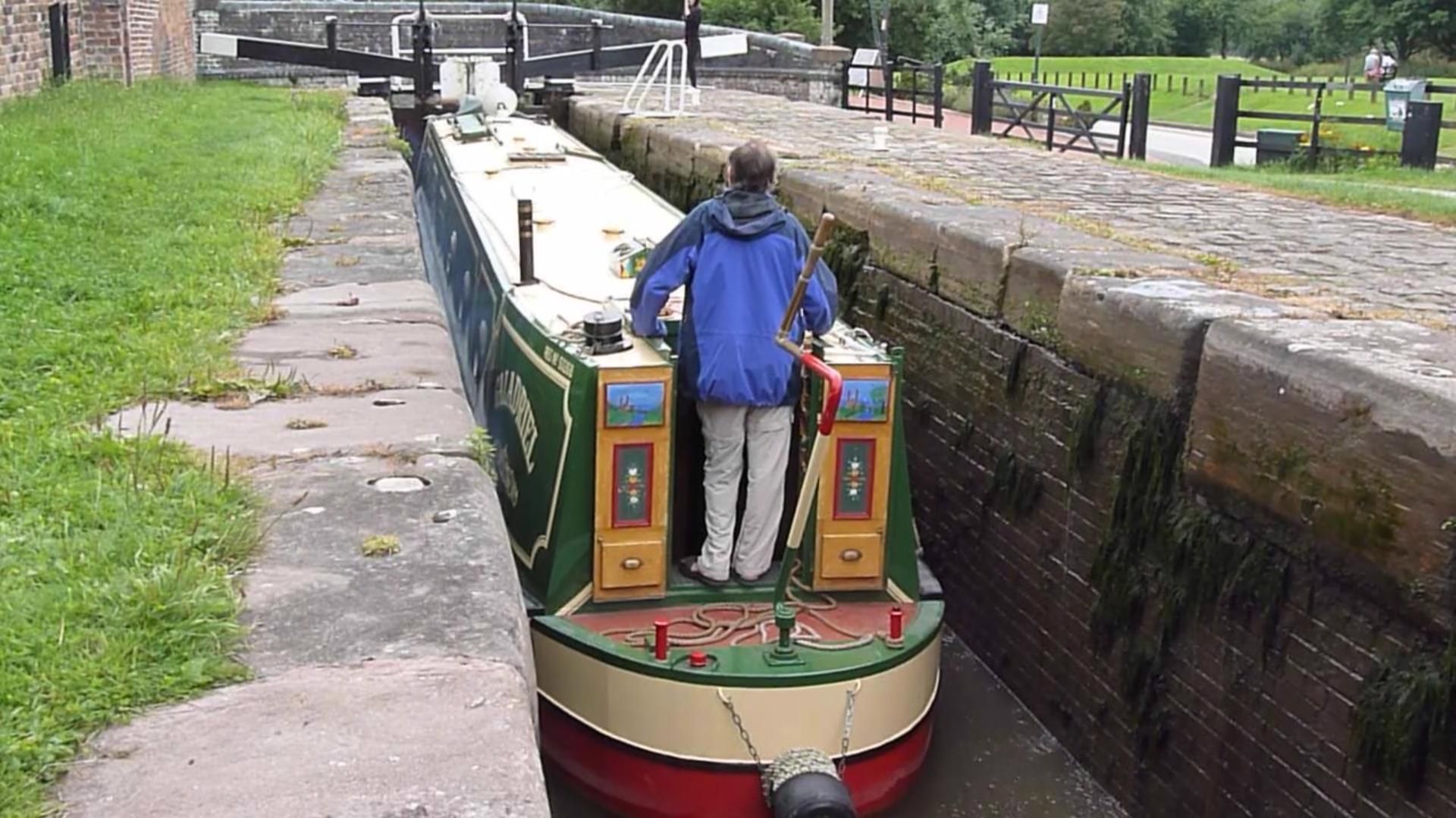 Девушка вручную открывает и  закрывает шлюз в Англии.