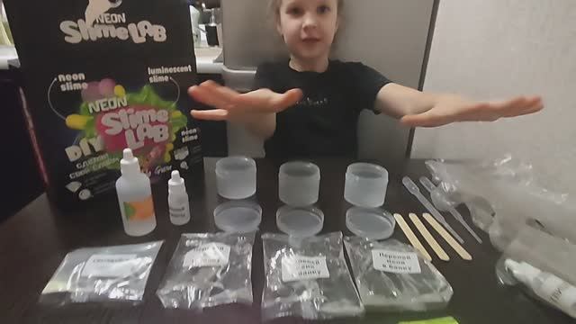 Эвелинка-химик делает неоновый слайм