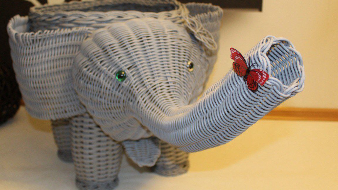 Слон из искусственного ротанга