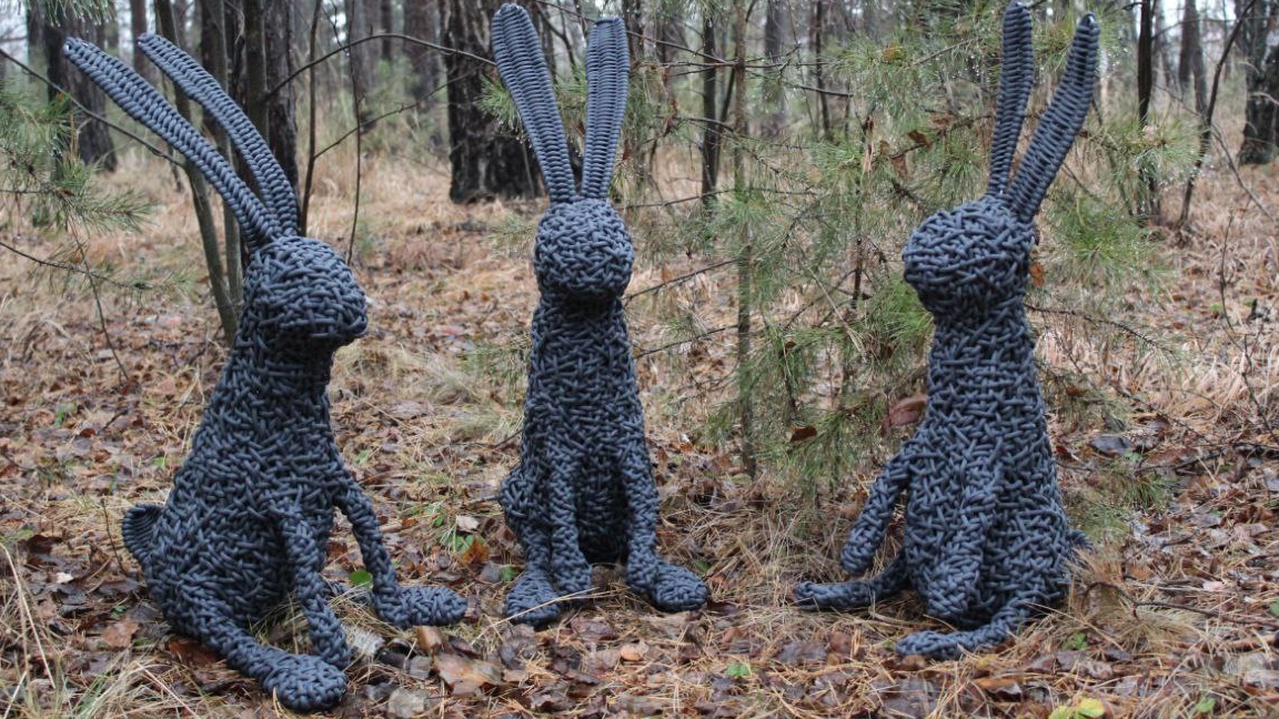 заяц из искусственного ротанга