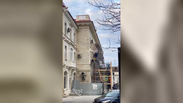 В Севастополе убрали леса со здания №4 на улице Большой Морской