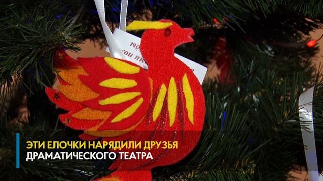 В драматическом театре украшают сразу несколько елок