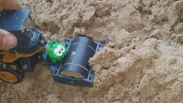 Песочница и много транспорта машинк  трактор экскаватор мультики для мальчиков