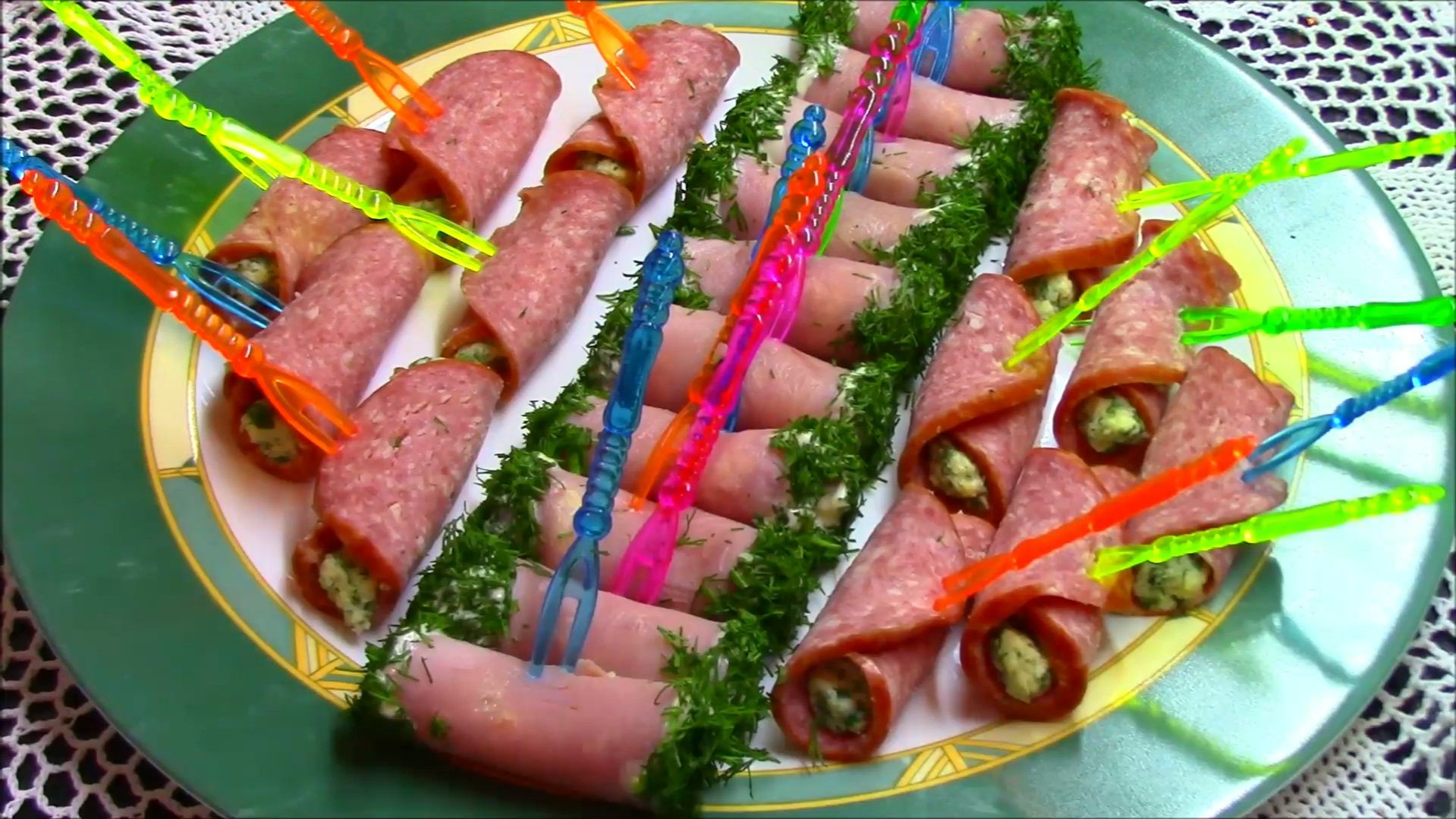 Канапе из ветчинных и колбасных рулетиков.