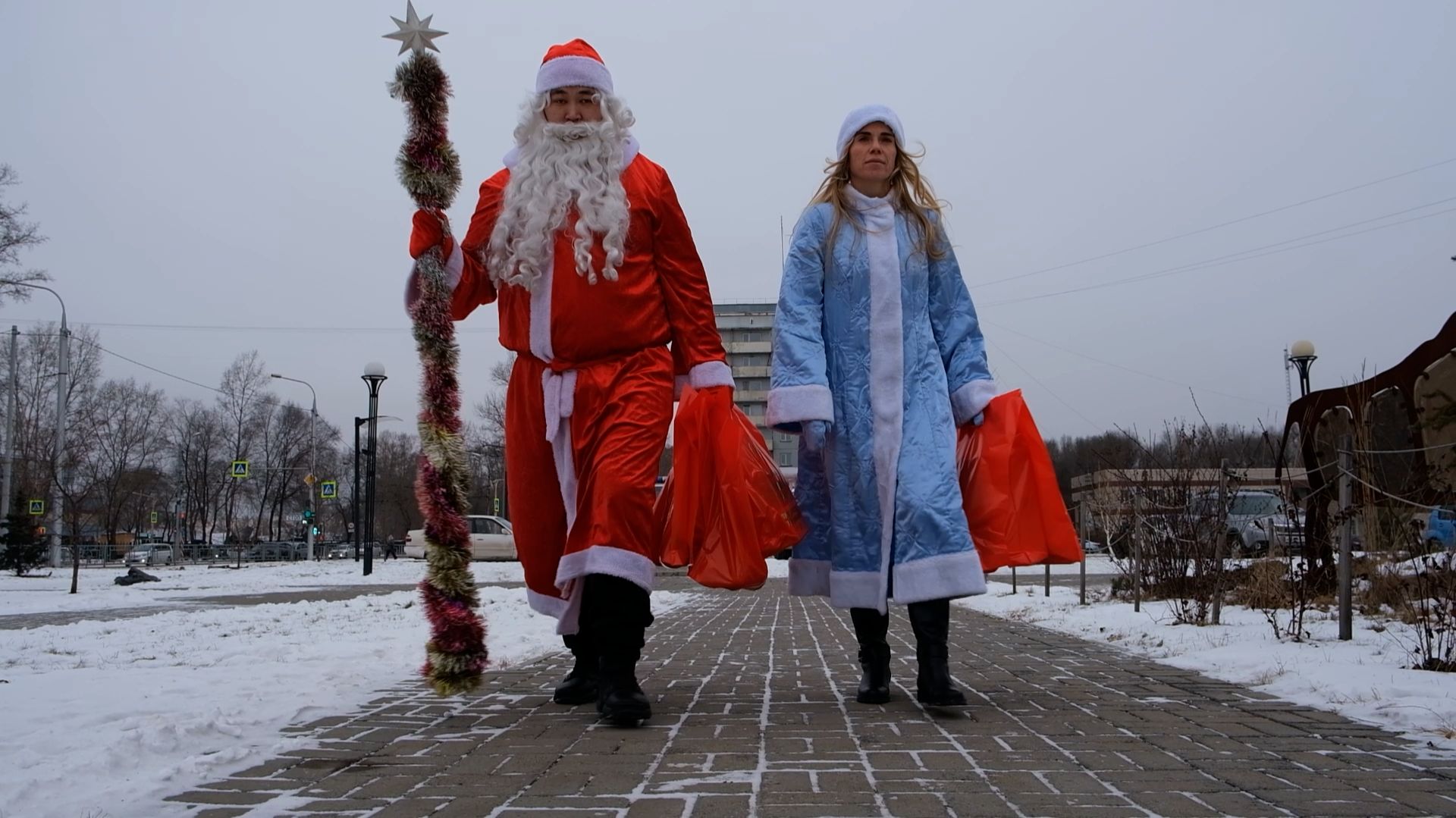 "Дед Мороз специального назначения": в Хакасии поздравляют пенсионеров