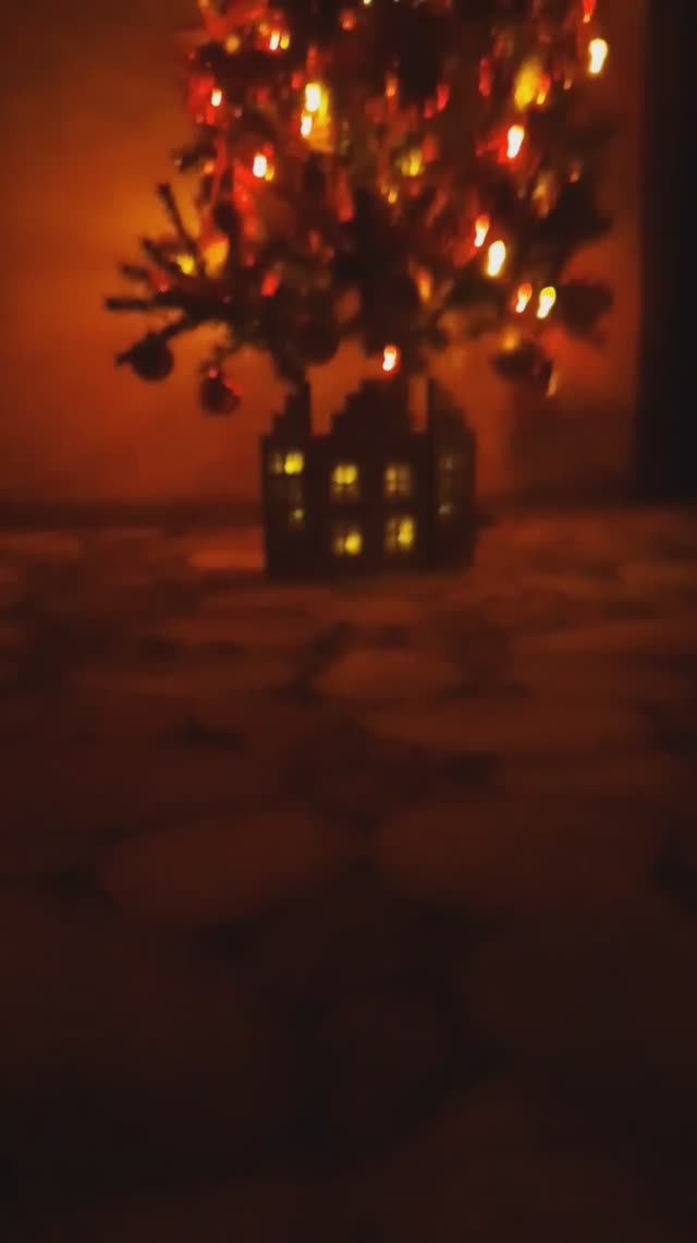 Всё, украсили квартиру, немного вам волшебства