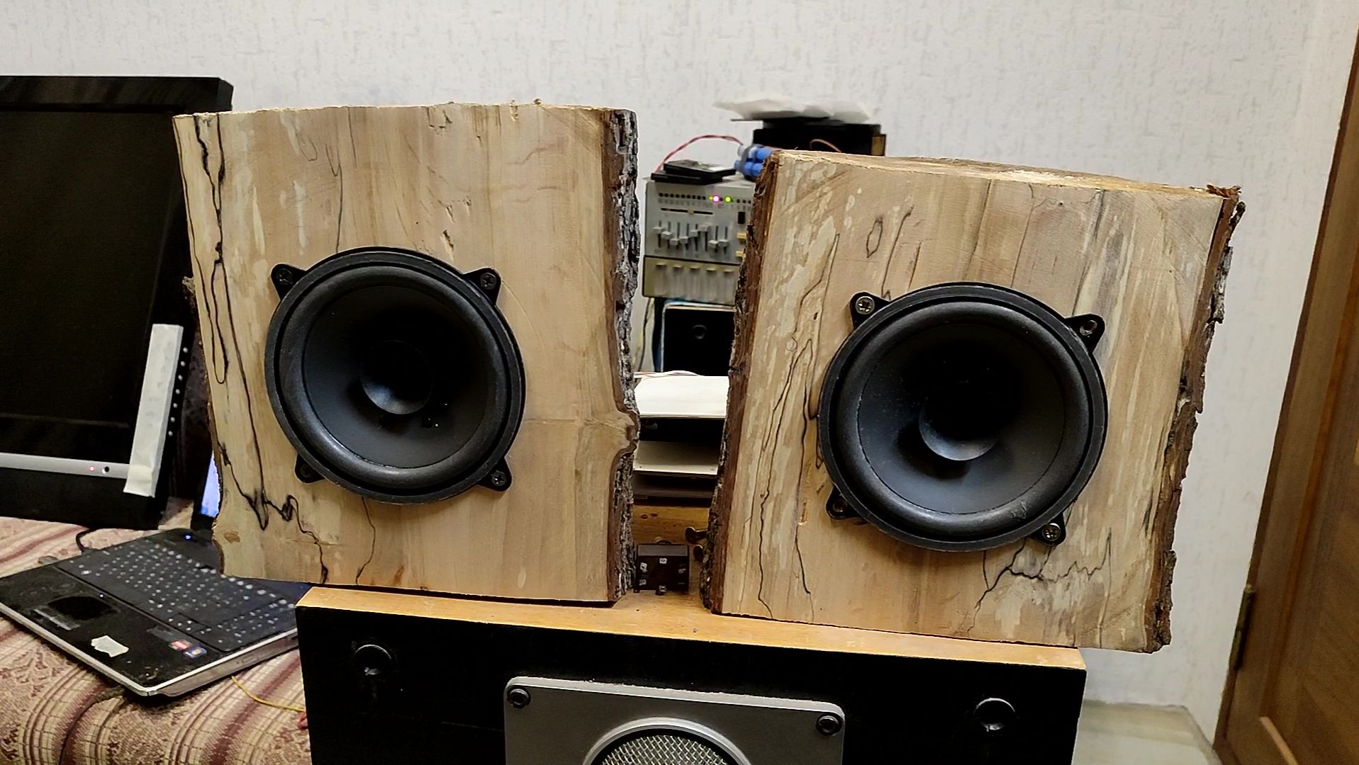 Колонки из получурок для телевизора в ванную комнату.