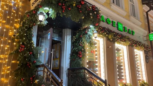 Подсветка окон и входа кафе: белт-лайт, гирлянда-занавес, новогодний декор