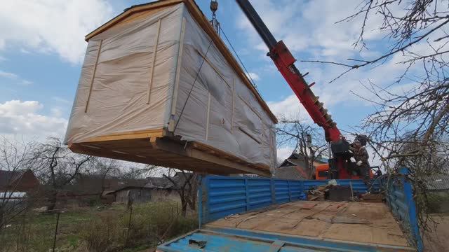 Перевозная баня под ключ из Пестово - как происходит доставка мобильных бань и деревянных бытовок