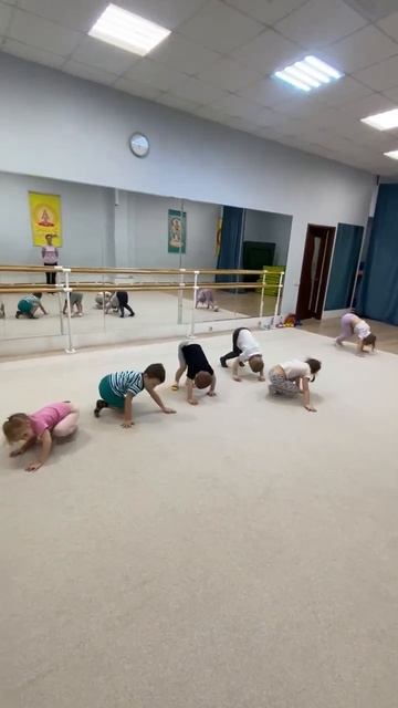 Акробатика для малышей Разминка 12.2025