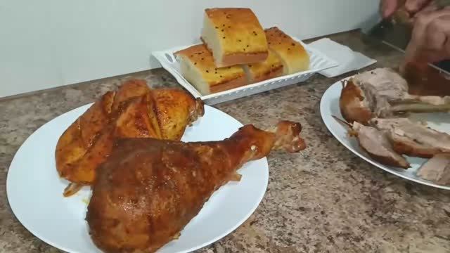 Запеченные голень индейки и куриное филе.