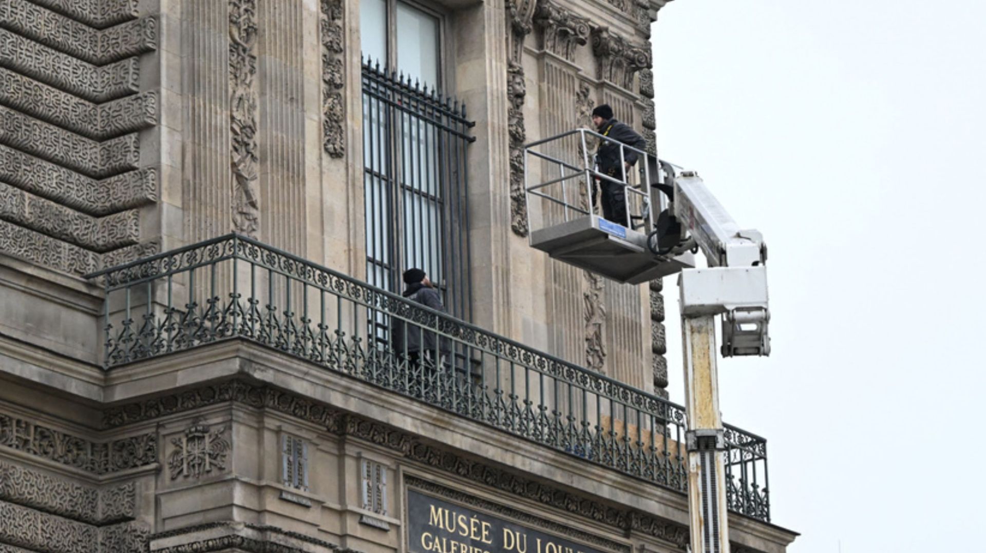 Защитные решетки установили на окна Лувра после скандального ограбления