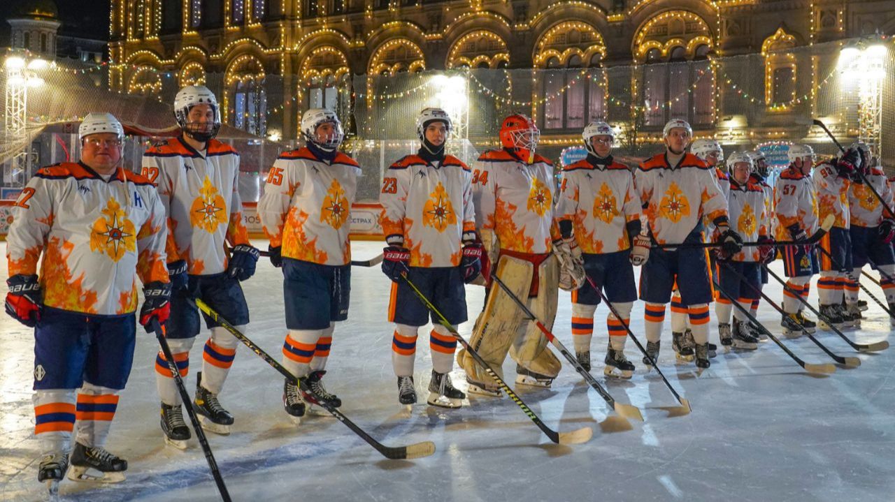 Спасатели из Беларуси, Казахстана и России сыграли в хоккей у стен Кремля в Москве