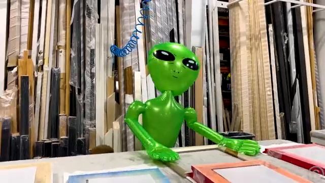 Настя учится рисовать у известного художника Ромеро Бритто