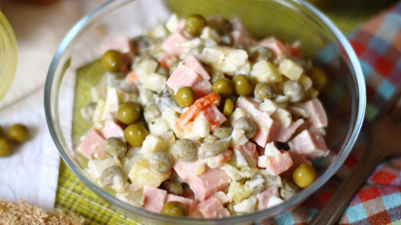 Салат «Оливье» с колбасой: проверенный рецепт на каждый праздник (и не только)