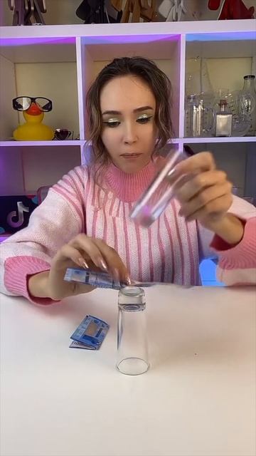 Спор. Достать купюру. 😜 А физику использовать?