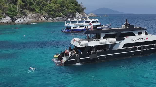 Готовимся к дайвингу у острова Рача, Таиланд