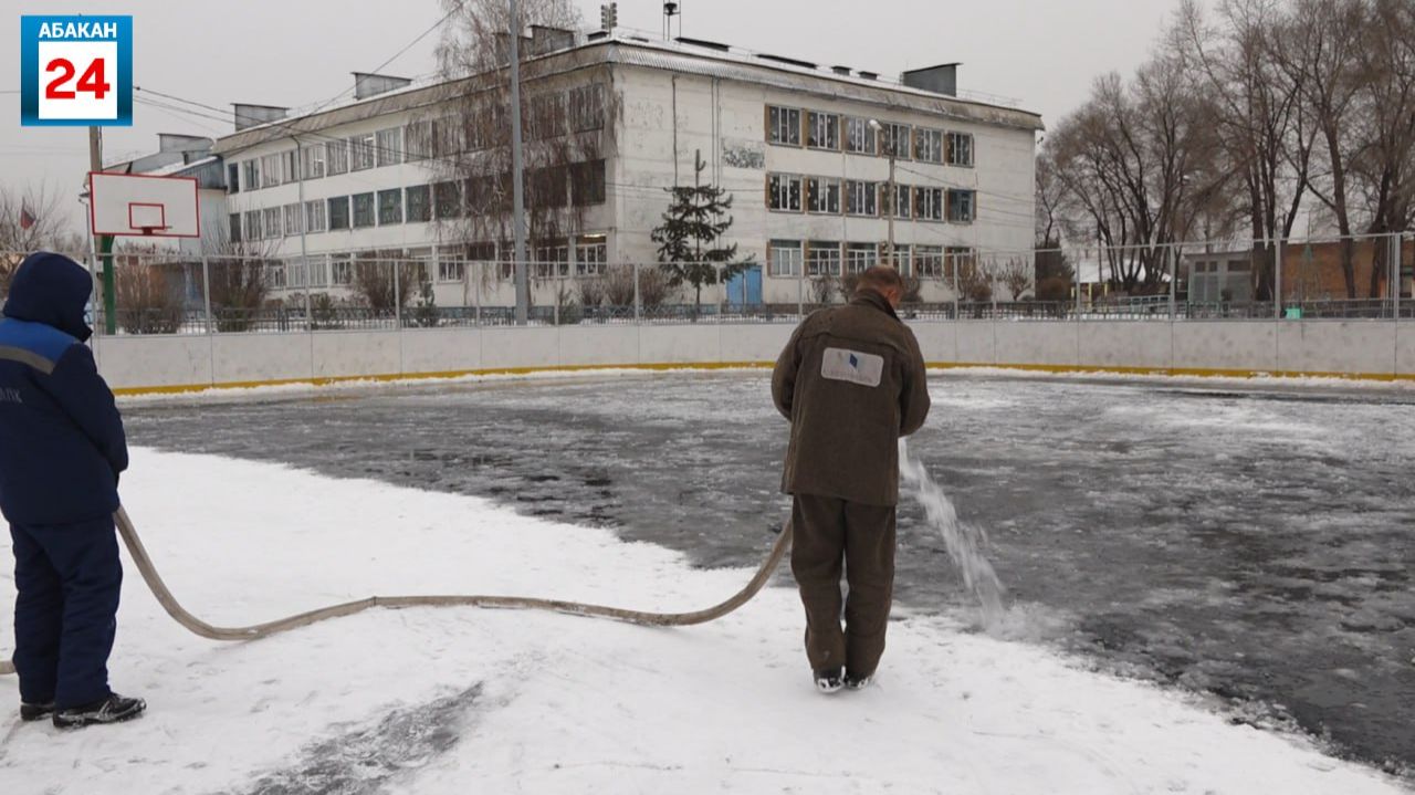 Спортплощадки с прорезиненным покрытием в Абакане станут катками-специалисты приступили к их заливке