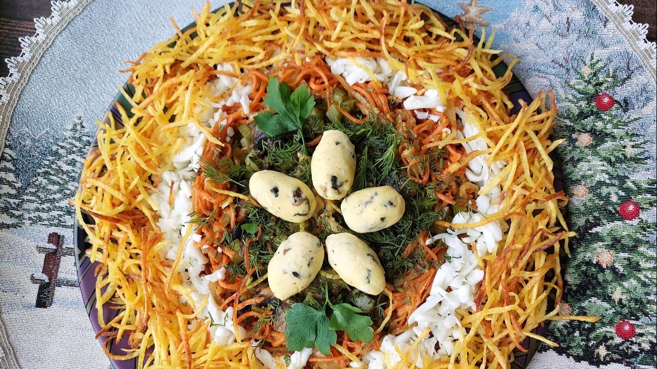 Салат «Гнёздышко». Эстетично и вкусно.