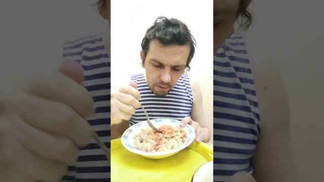 Обжор мукбанг / рожки с тушёной свининой в желе по-флотски