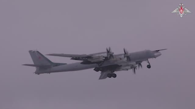 Стратегические ракетоносцы Ту-95мс дальней авиации ВКС России выполнили плановый полет, 25 декабря