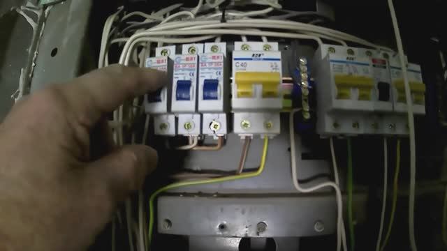 Замена автоматического выключателя в щитке подъезда