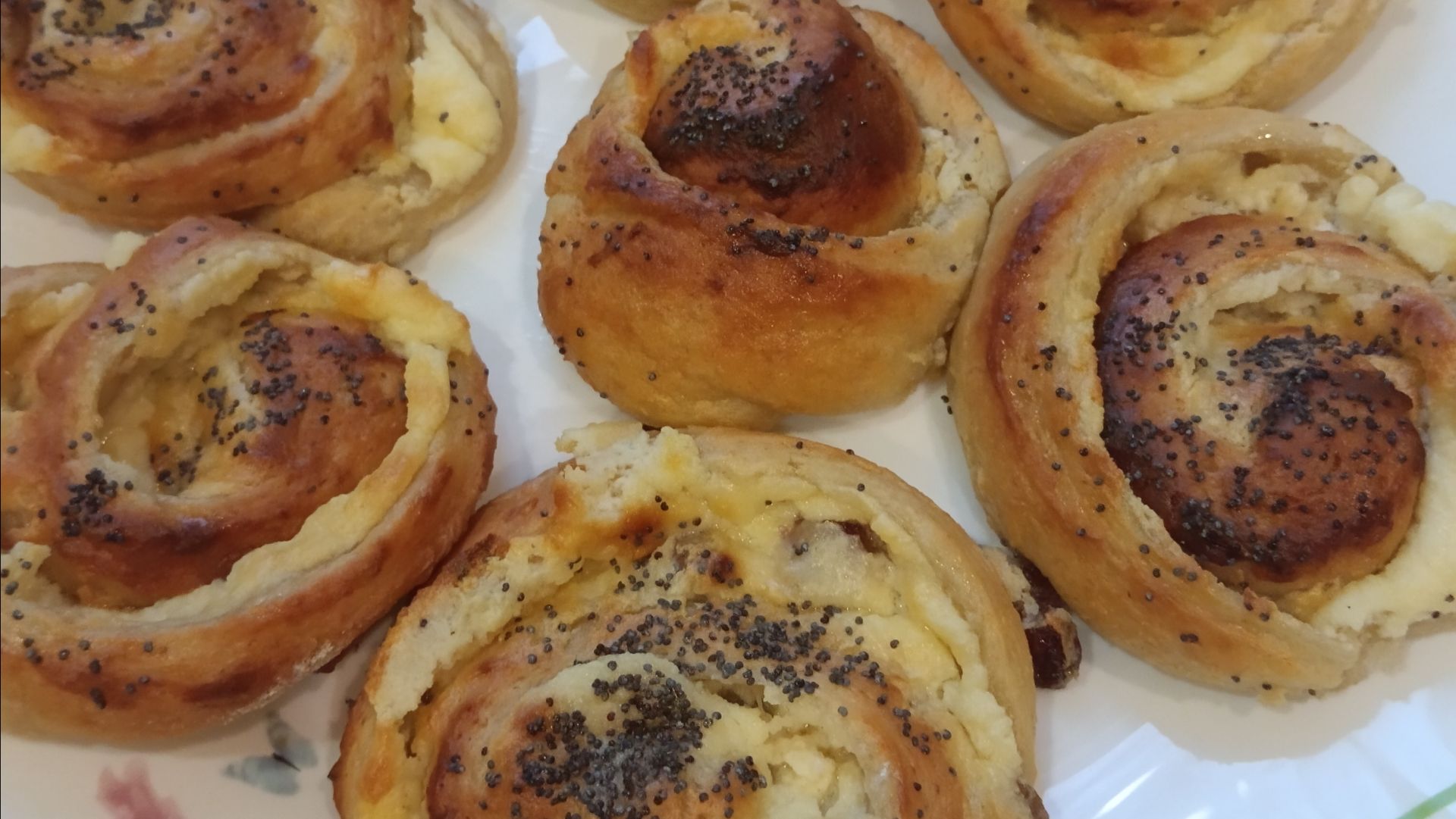 Затворила свое тесто на пироги.