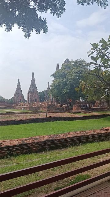 Не церковь и не дворец. А и то, и другое.