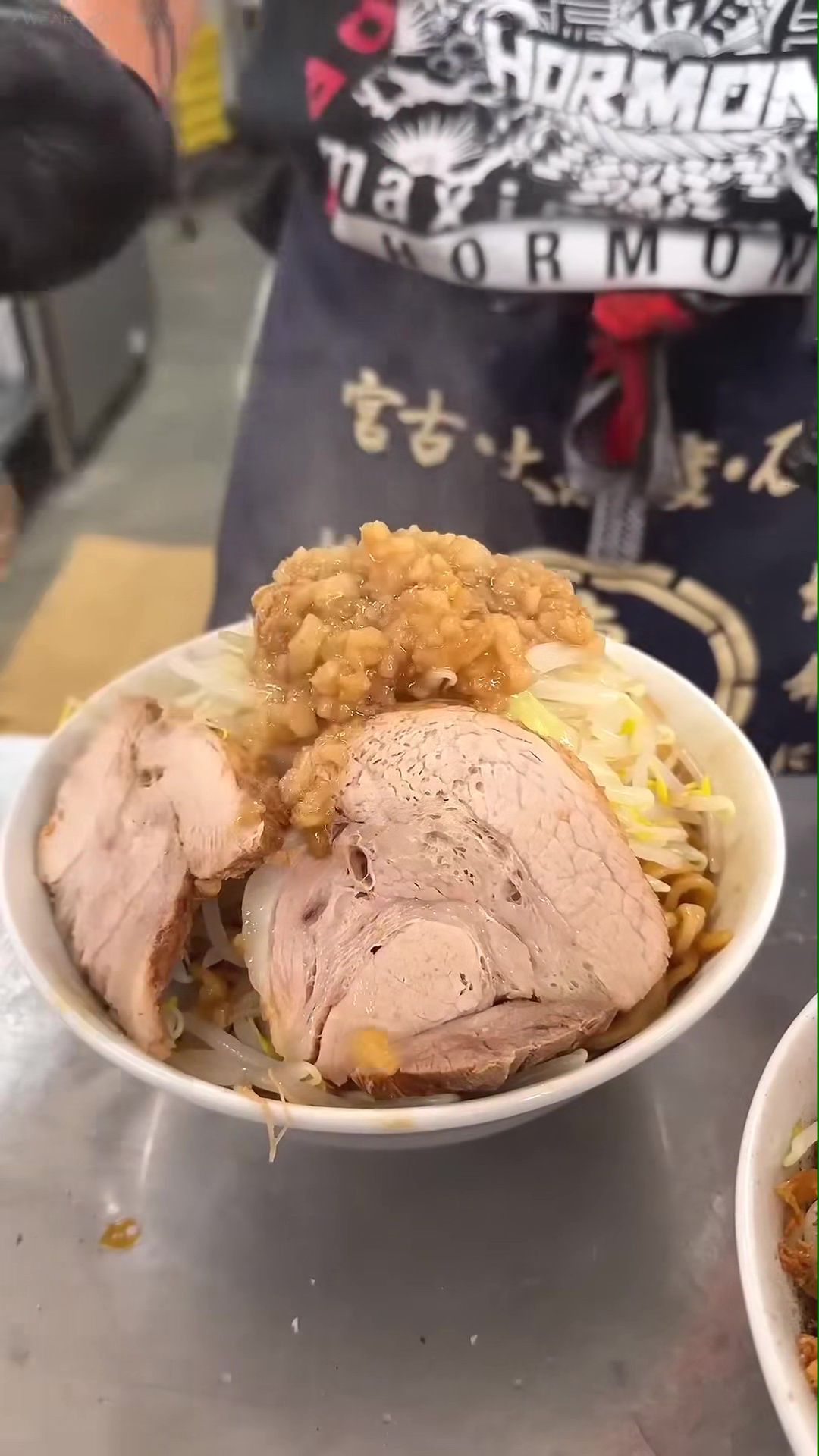 Толстая лапша и насыщенный бульон Гора овощей и огромные куски свинины