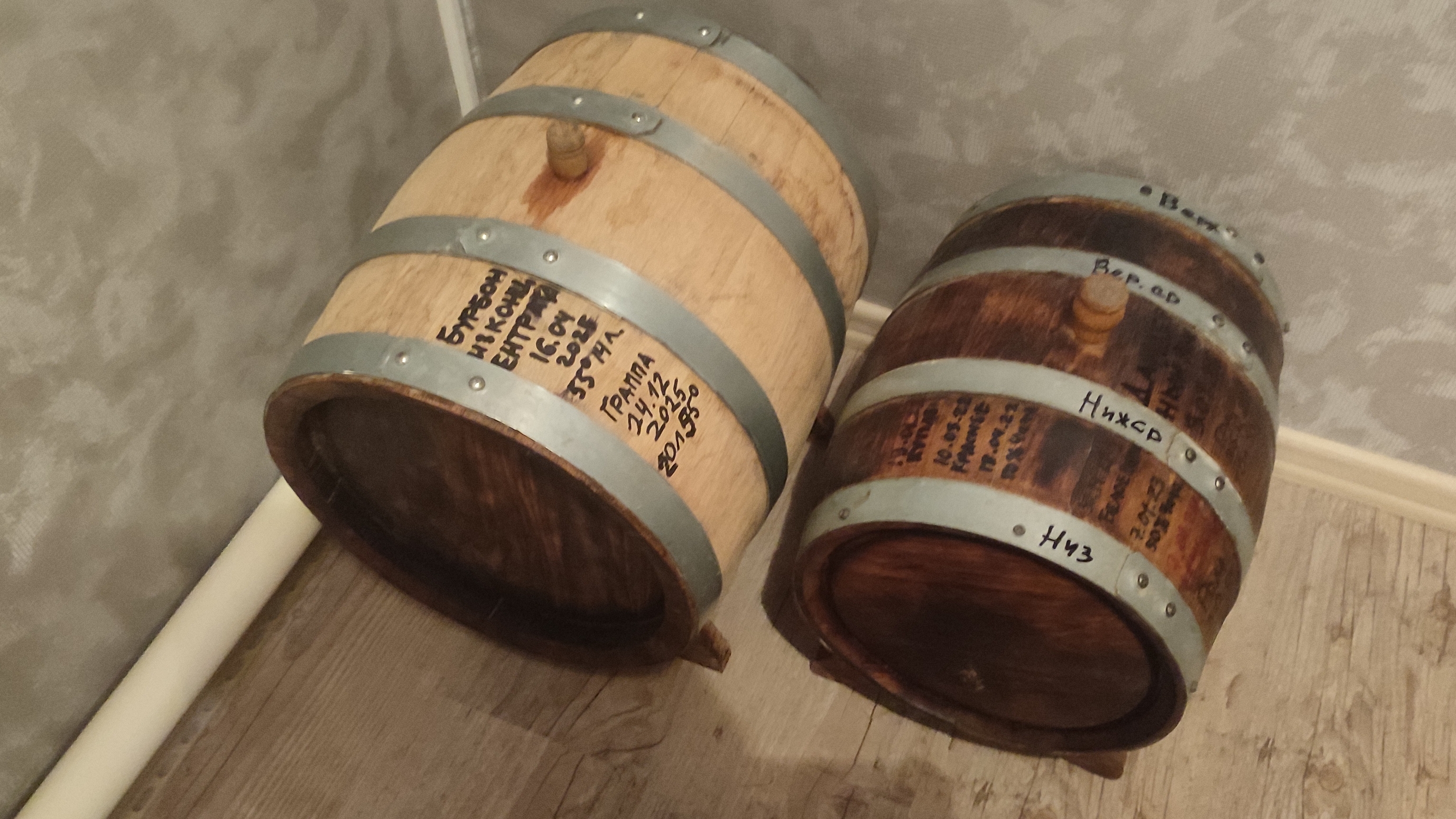 Заливка граппы в дубовые бочки