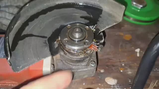 Закусило болгарку, УШМ. Гнется штатный ключ.