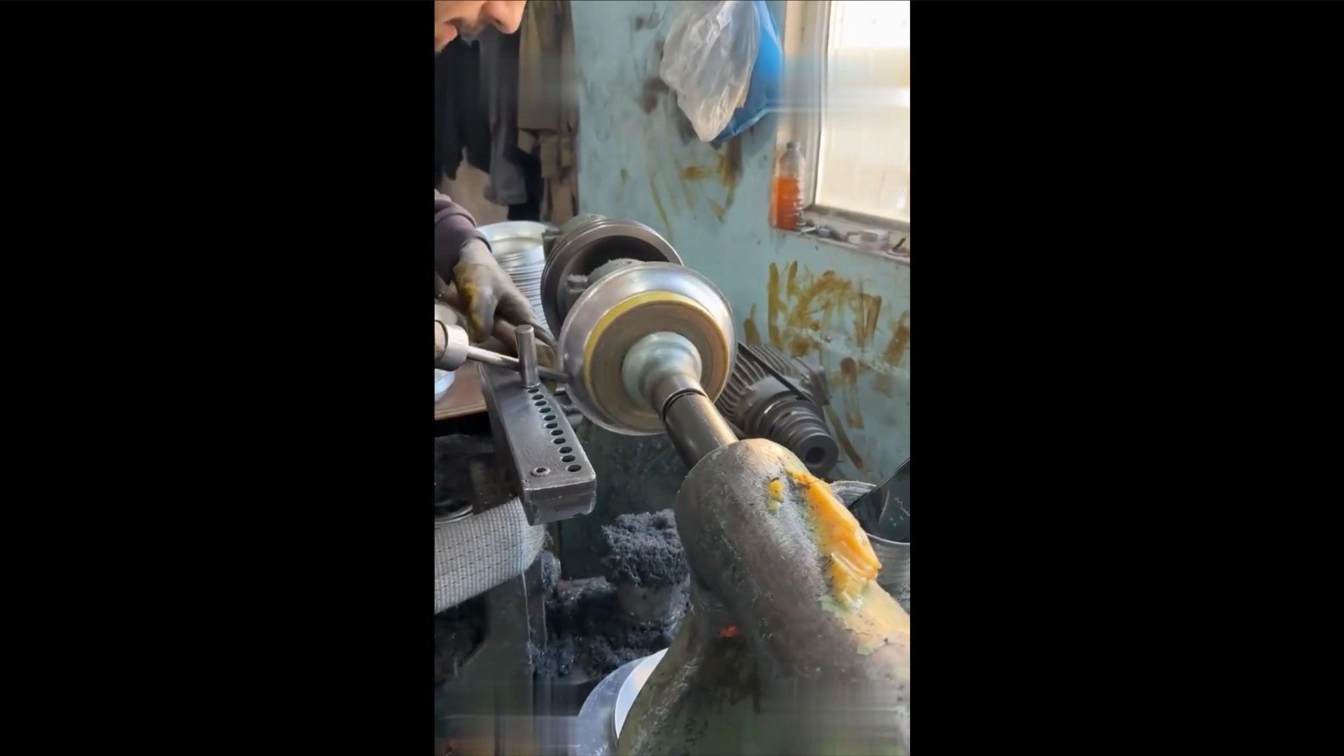 Работа токаря на токарном станке