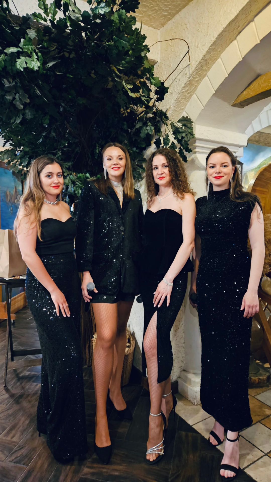 Настроение - зажигать и петь любимые хиты  #новыйгод #фьюжн_видео #кавергруппа #певицы #хит #вокал