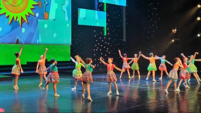 Заряд позитива! Ансамбль "Дети Солнца" с танцем "Хорошее настроение"