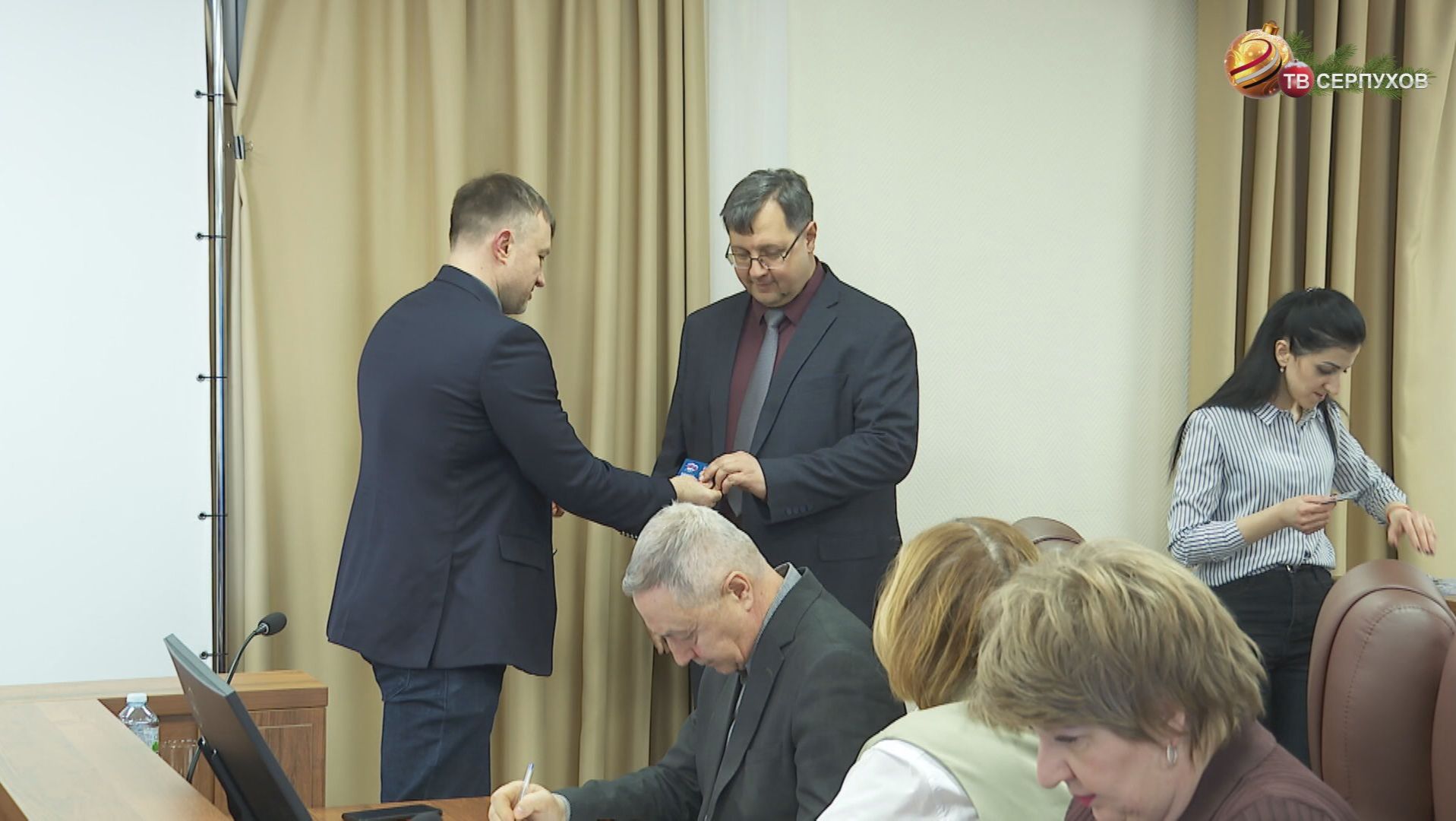 В Серпухове вручили партийные билеты 16 новым членам партии «Единая Россия»