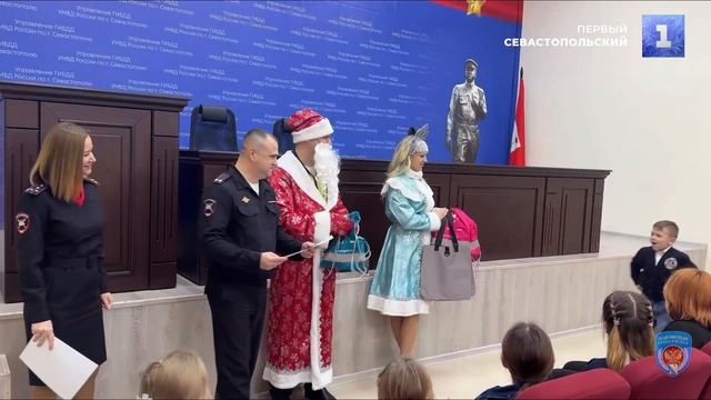 Юные севастопольцы создали игрушки и гирлянды для ёлки в ГИБДД