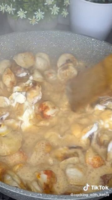 Доставай пельмени и сливочное масло.