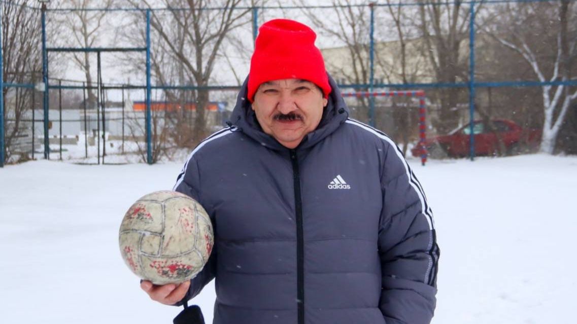 "Мы вышли из трущоб": как живет спортивная легенда Барнаула Акыл Елубаев