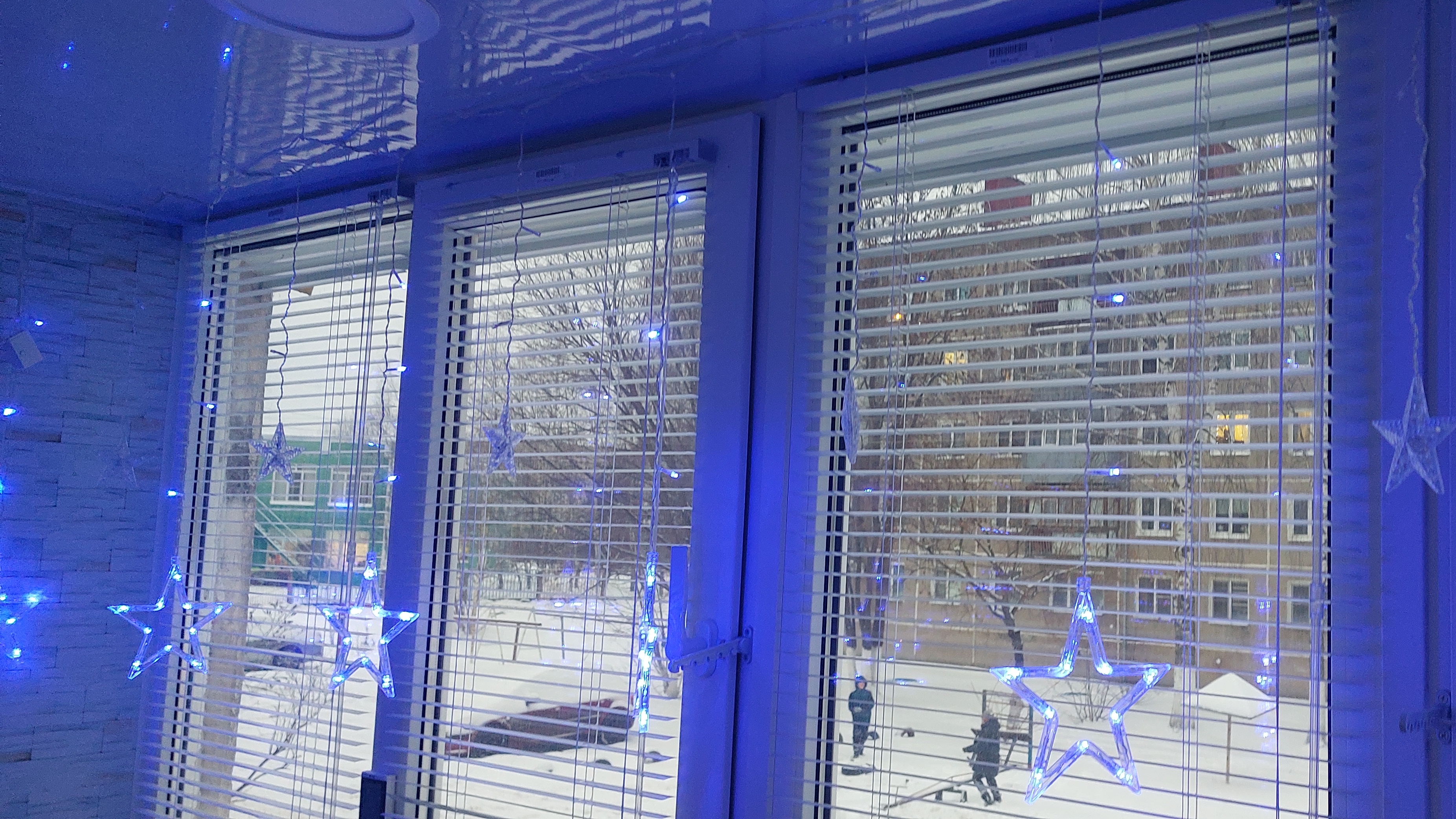 Украсили комнату и балкон гирляндой