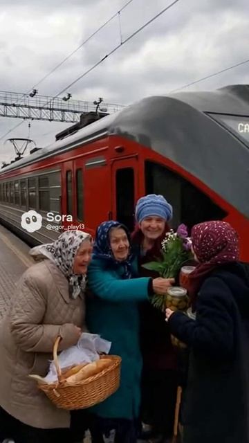 Бабушки встречают поезд ЭП2Д с едой!