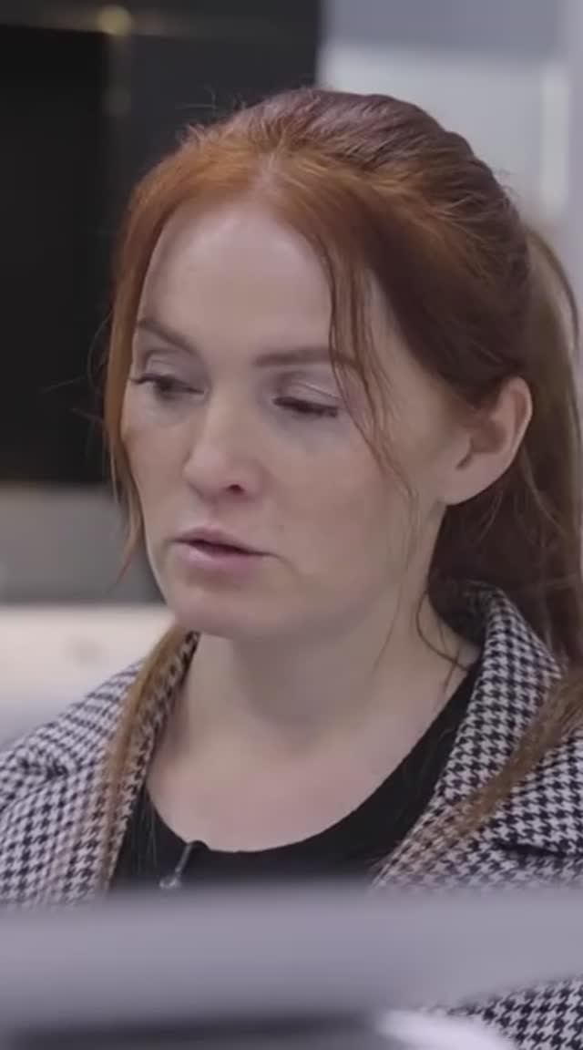 Молодой человек не отвечает на телефонные звонки