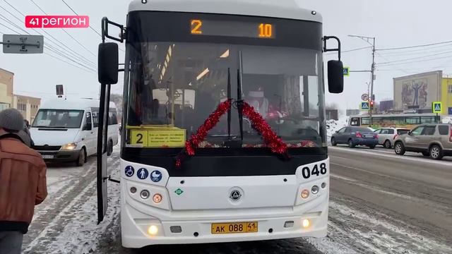 НОВОГОДНИЕ АВТОБУСЫ ВЫШЛИ НА ГОРОДСКИЕ МАРШРУТЫ В ПЕТРОПАВЛОВСКЕ • НОВОСТИ КАМЧАТКИ