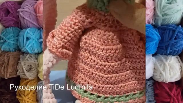 Зайку связала крючком из плюшевой пряжи Амигуруми